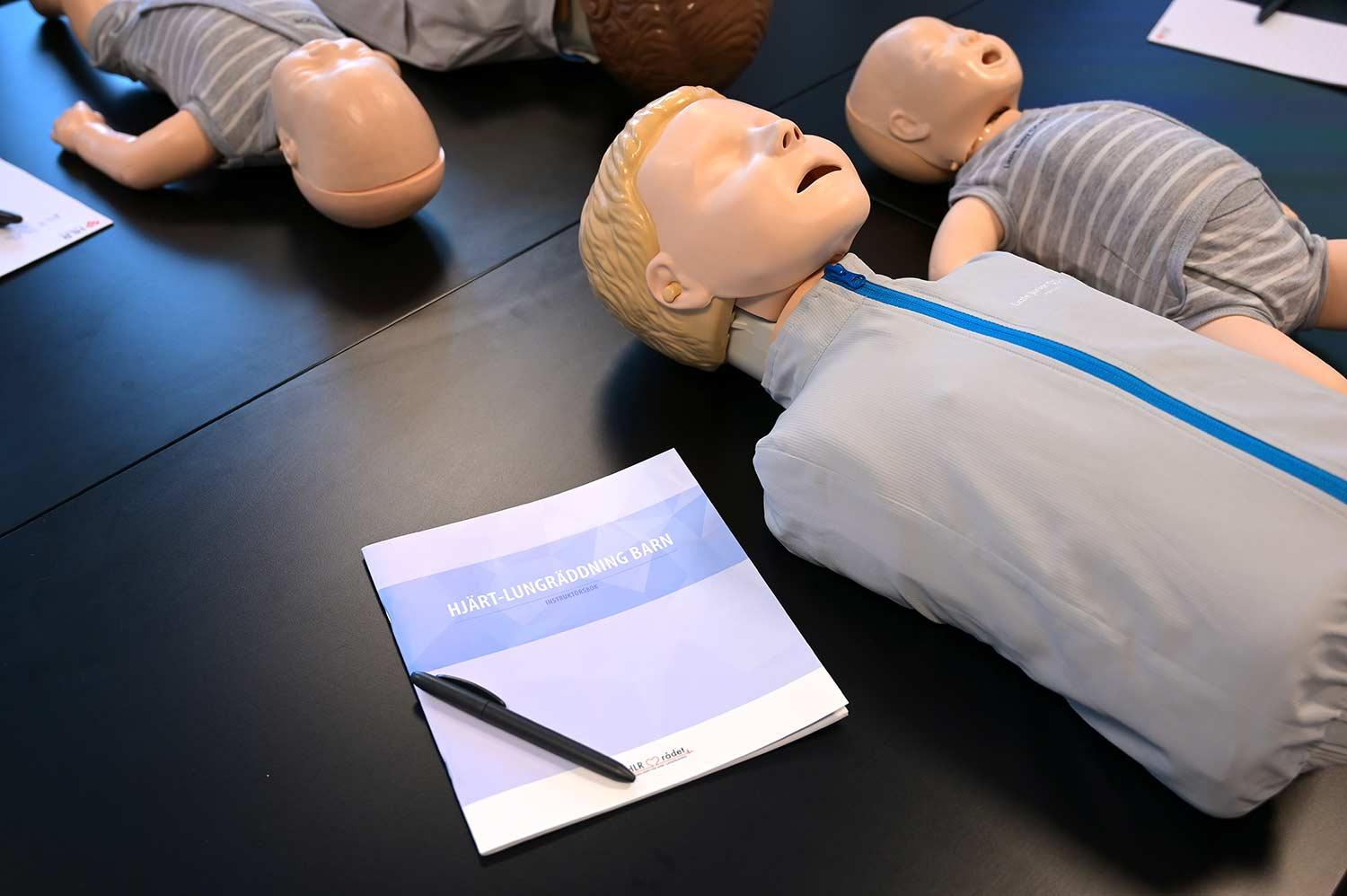Så gör du HLR på spädbarn | Guide steg för steg